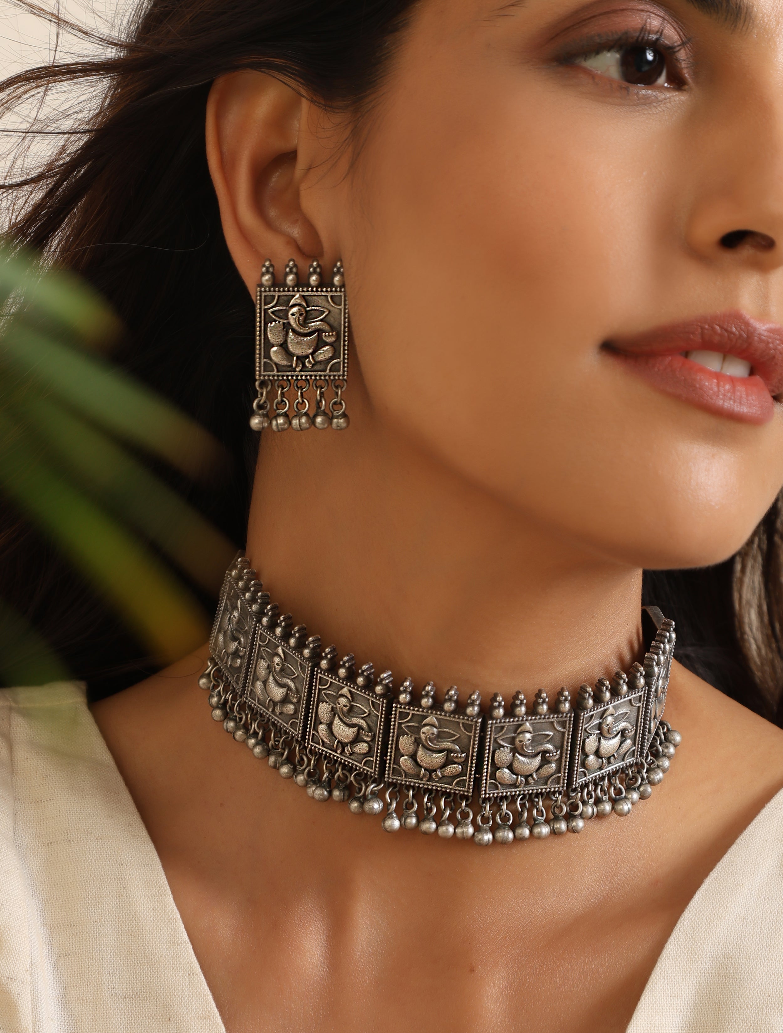 trueBrowns Silver Idol Bead Choker Set